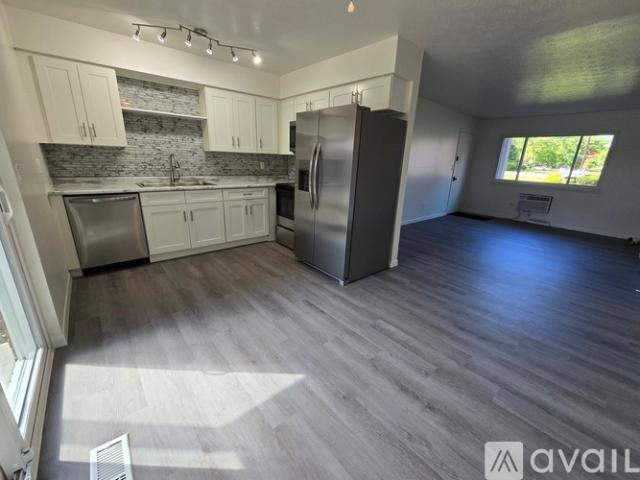2 BR, 1 BA Apartment 4705 Fishcreek Rd, Unit 2, Stow, OH 44224