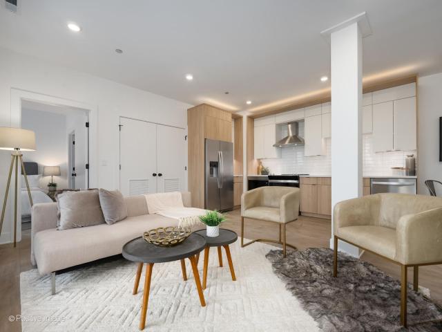 2 BR, 1 BA Apartment 4713 N. Clark St Chicago, IL 60640