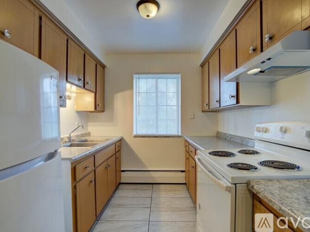 2 BR, 1 BA Apartment 4811 Cadieux Rd, Unit #10, Detroit, MI 48224