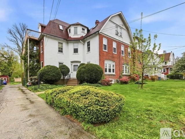 2 BR, 1 BA Apartment 48 East Stewart Avenue, Unit B, Lansdowne, PA 19050
