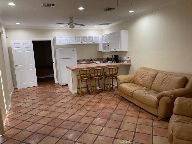 2 BR, 1 BA Apartment 4910 Brewster Drive, Tarzana, CA 91356