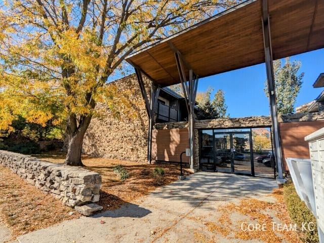 2 BR, 1 BA Apartment 4916 Grand Ave, Kansas City, MO 64112