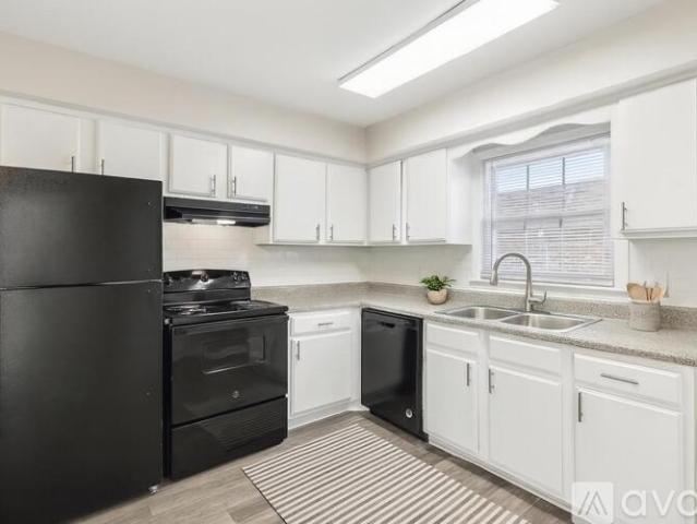 2 BR, 1 BA Apartment 400 Adamwood Dr, Unit 11, Nashville, TN 37211