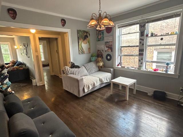2 BR, 1 BA Apartment 4017 N. Mozart Street, Chicago, IL 60618
