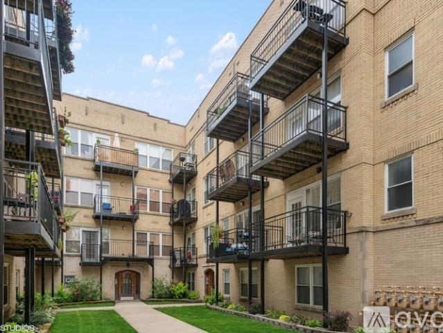 2 BR, 1 BA Apartment 4018 North Albany Avenue, Unit 2B, Chicago, IL 60618