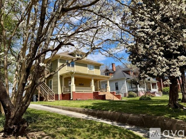 2 BR, 1 BA Apartment 401 E Scott Ave, Unit 2, Knoxville, TN 37917