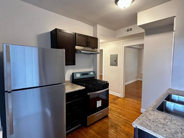 2 BR, 1 BA Apartment 4056 W Crystal St, Chicago, IL 60651