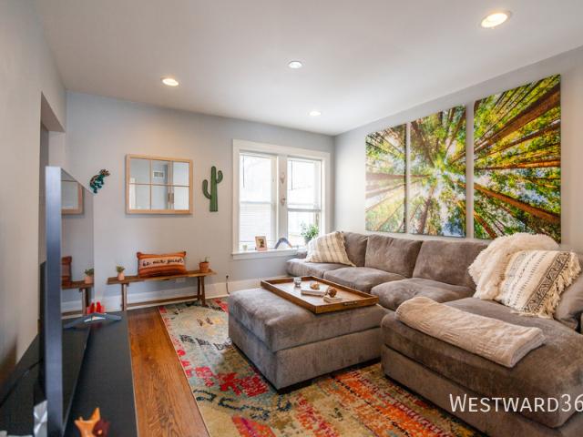2 BR, 1 BA Apartment 4110 N Richmond St 2R, Chicago, IL 60618