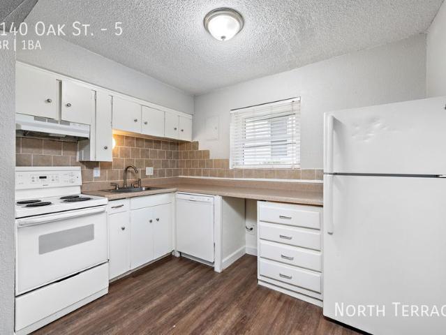 2 BR, 1 BA Apartment 4140 Oak St Kansas City, MO 64111
