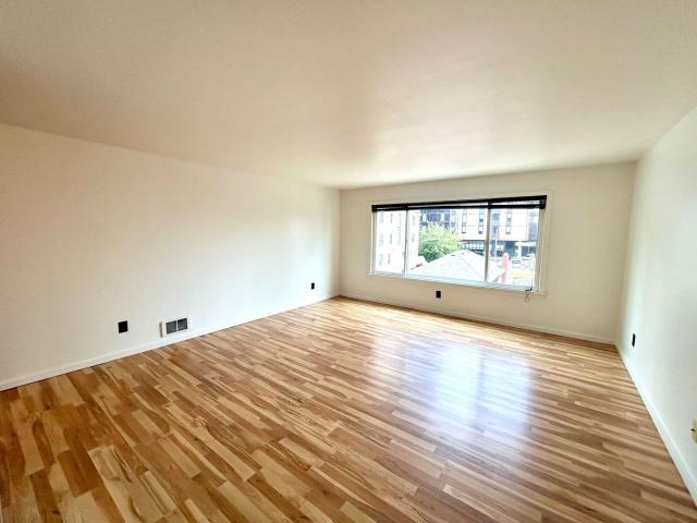 2 BR, 1 BA Apartment 4214 11th Avenue Northeast Unit 401, Seattle, WA 98105