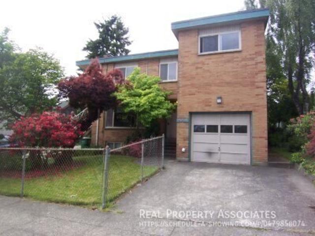 2 BR, 1 BA Apartment 4215 Linden Ave N, Seattle, WA 98103