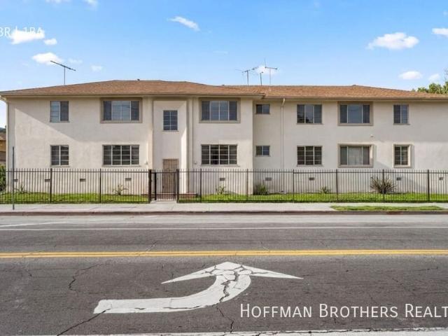 2 BR, 1 BA Apartment 4320 Santa Rosalia Dr, Los Angeles, CA 90008