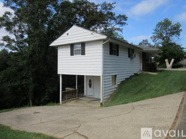 2 BR, 1 BA Apartment 4 Circle Dr, Unit 1, Huntington, WV 25701