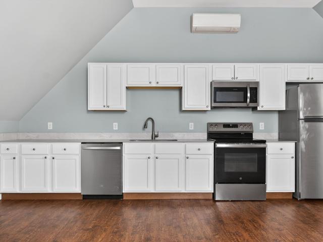 2 BR, 1 BA Apartment 4 U.S. Route 1, York, ME 03909