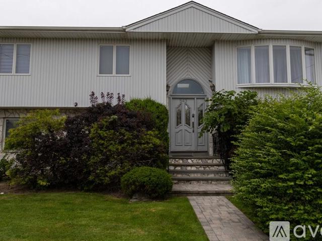 2 BR, 1 BA Apartment 543 Bayview Avenue, Unit 1, Cedarhurst, NY 11516