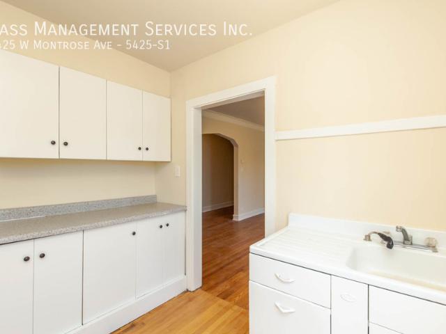 2 BR, 1 BA Apartment 5425 W Montrose Ave, Chicago, IL 60641
