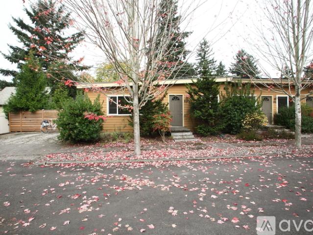 2 BR, 1 BA Apartment 5427 SE Tibbetts St, Portland, OR 97206