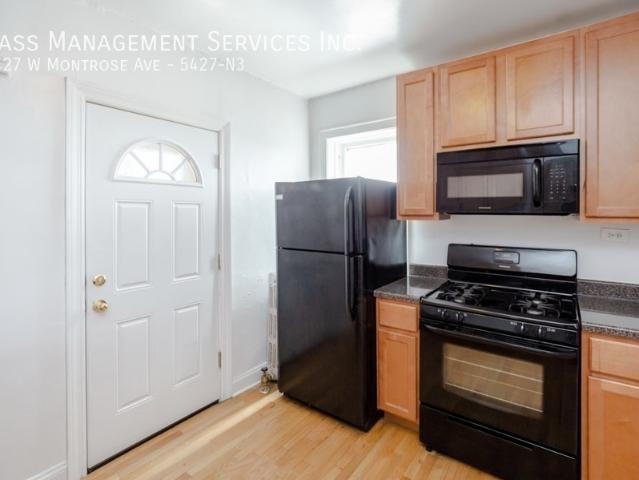 2 BR, 1 BA Apartment 5427 W Montrose Ave, Chicago, IL 60630