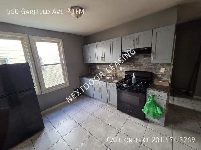 2 BR, 1 BA Apartment 550 Garfield Ave, Jersey City, NJ 07305