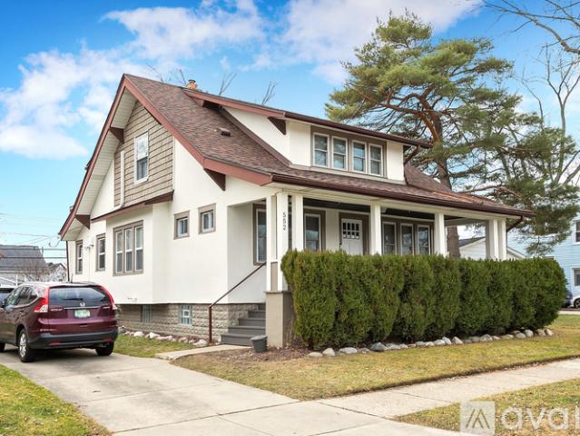2 BR, 1 BA Apartment 552 E Saratoga St, Unit Upper Unit, Ferndale, MI 48220