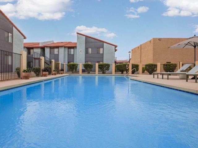 2 BR, 1 BA Apartment 5535 W McDowell Rd Unit 2100, Phoenix, AZ 85035