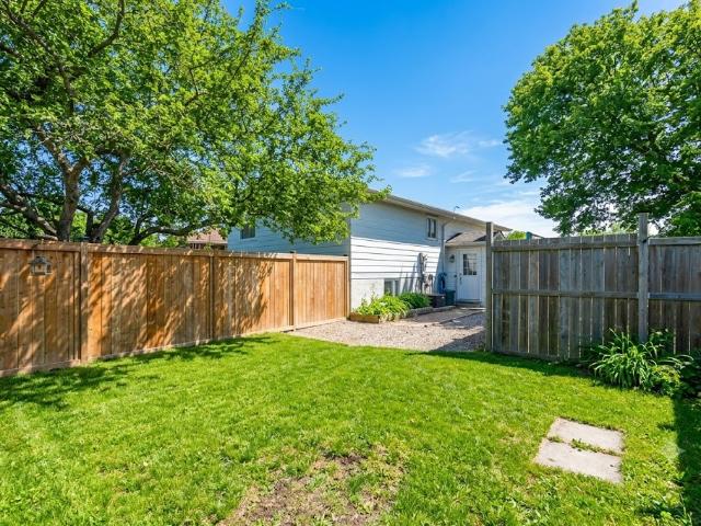 2 BR, 1 BA Apartment 55 Edwina Court, Hamilton, L8V4E1