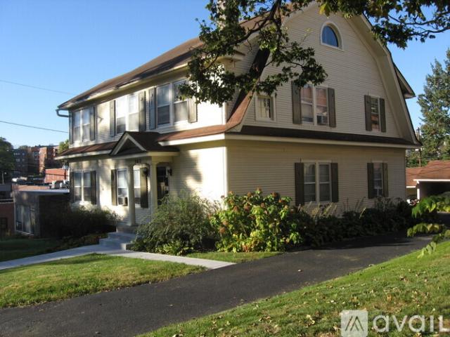 2 BR, 1 BA Apartment 562 28th St, Unit 2nd floor, Des Moines, IA 50312