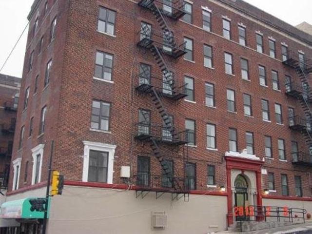 2 BR, 1 BA Apartment 570 B. Clinton Ave Newark, NJ 07108