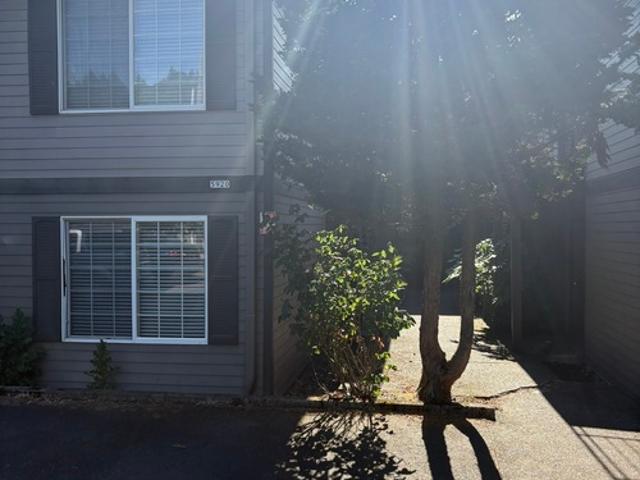 2 BR, 1 BA Apartment 5920 S Hood Ave, Unit 3, Portland, OR 97239