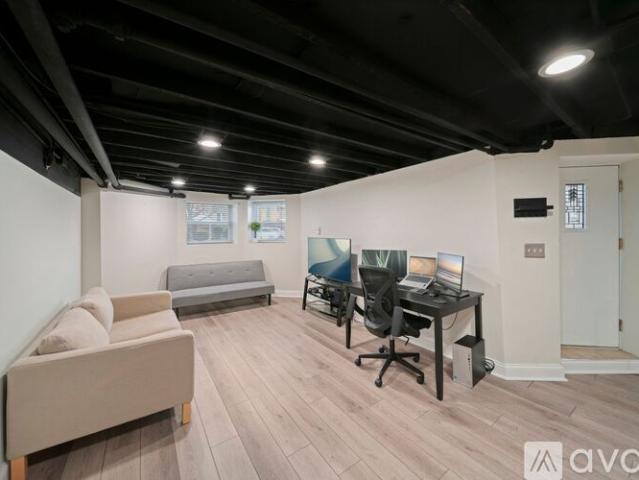 2 BR, 1 BA Apartment 5009 West Montrose Avenue, Unit Garden, Chicago, IL 60641