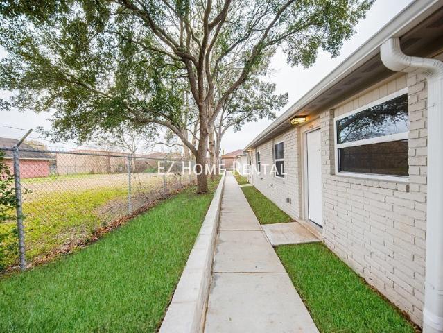 2 BR, 1 BA Apartment 5042 Mallow Street, Houston, TX 77033