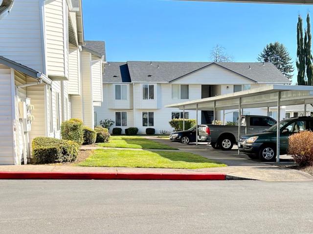 2 BR, 1 BA Apartment 5075 10th Avenue Northeast Unit 2 beds, 1 bath, $1495, Salem, OR 97303