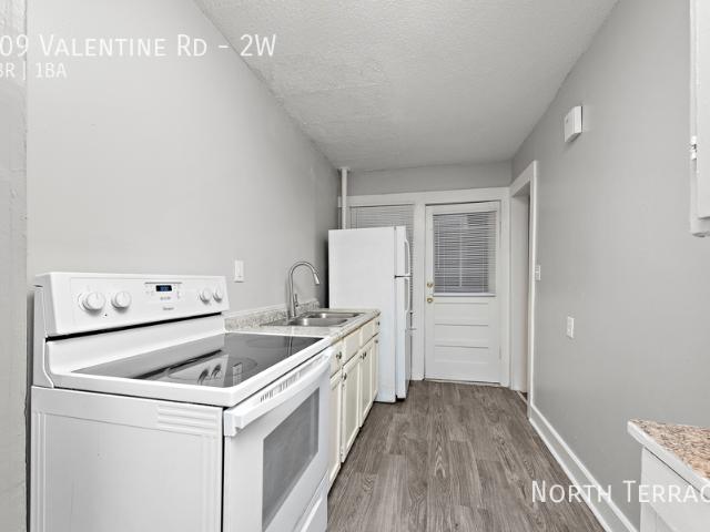 2 BR, 1 BA Apartment 509 Valentine Rd, Kansas City, MO 64111
