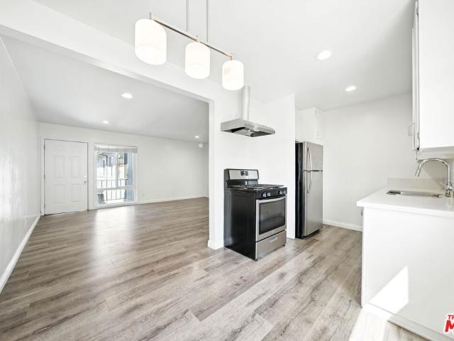 2 BR, 1 BA Apartment 510 Pacific Avenue, Venice, CA 90291