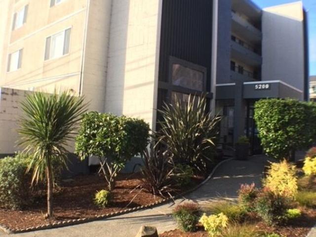 2 BR, 1 BA Apartment 5200 University Way NE, Seattle, WA 98105