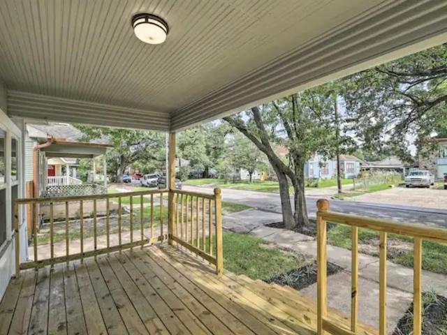 2 BR, 1 BA Apartment 5224 Leeland Street, Houston, TX 77023