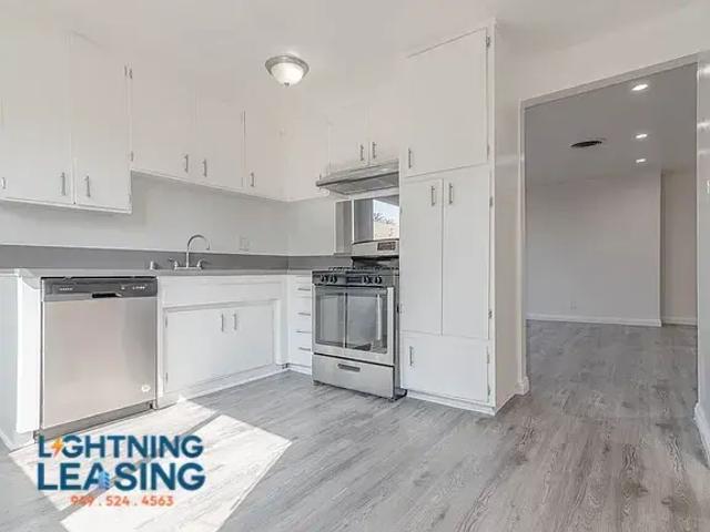 2 BR, 1 BA Apartment 530 E Arbor Vitae St, Inglewood, CA 90301