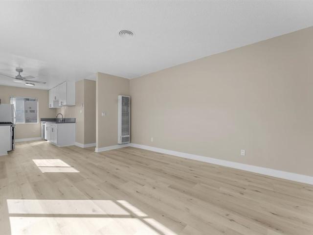 2 BR, 1 BA Apartment 531 W Hyde Park Blvd, Inglewood, CA 90302