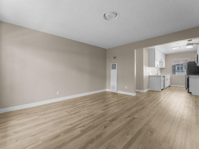 2 BR, 1 BA Apartment 531 W Hyde Park Blvd, Inglewood, CA 90302