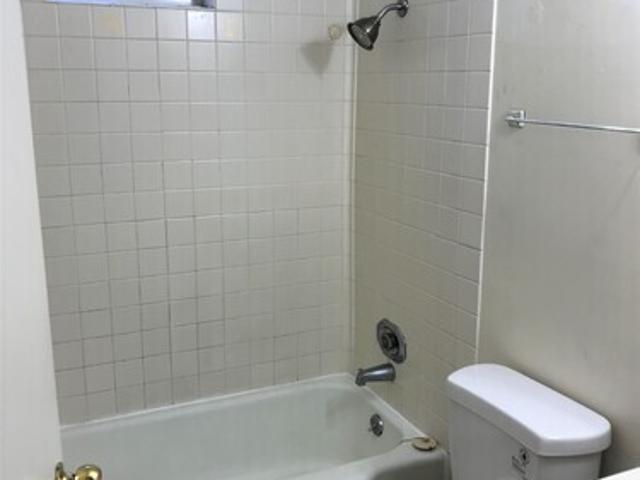 2 BR, 1 BA Apartment 650 NE 42nd St, Unit 8, Seattle, WA 98105