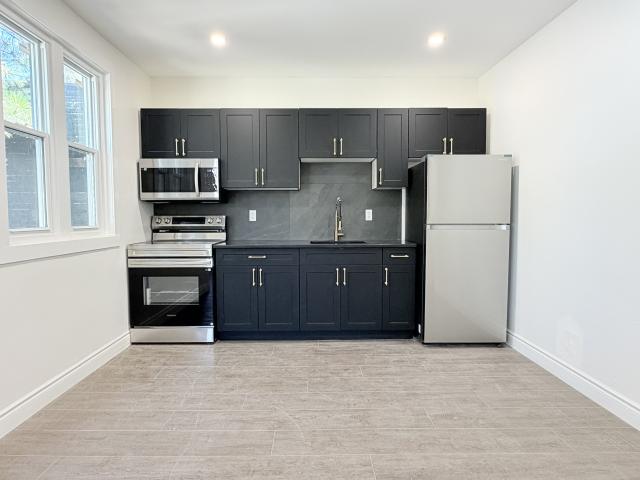 2 BR, 1 BA Apartment 691 Ouellette Ave, Windsor, ON N9A 4J4