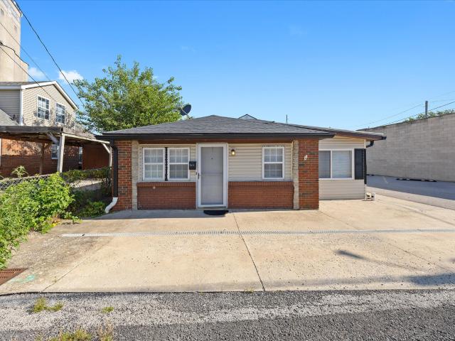 2 BR, 1 BA Apartment 605 Walnut St, Highland, IL 62249