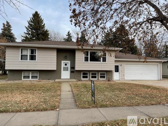 2 BR, 1 BA Apartment 608 S Anderson St, Unit upper and lower lower, Mitchell, SD 57301