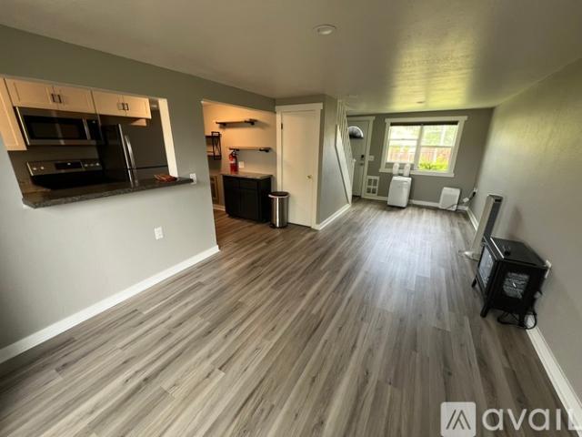 2 BR, 1 BA Apartment 610 West 4th Street, Unit 1/2, Phoenix, OR 97535