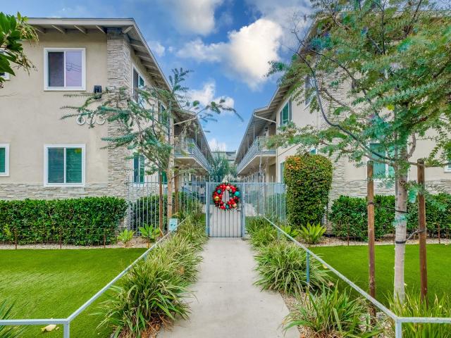 2 BR, 1 BA Apartment 633 W Hyde Park Blvd, Inglewood, CA 90302