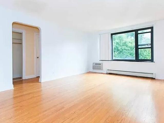 2 BR, 1 BA Apartment 7516.5 North Ridge Blvd Unit 3W, Chicago, IL 60645, Chicago, IL 60645