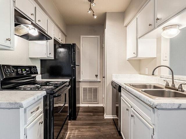 2 BR, 1 BA Apartment 704 East Waring Street Unit 211, Dayton, TX 77535