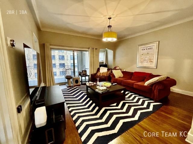 2 BR, 1 BA Apartment 710 W. 48th St Kansas City, MO 64111