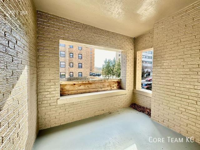 2 BR, 1 BA Apartment 710 W. 48th St Kansas City, MO 64111