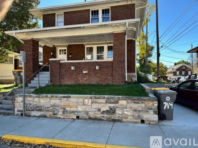 2 BR, 1 BA Apartment 714 1 2 E 9th Street, Unit 1/2, Bloomington, IN 47408